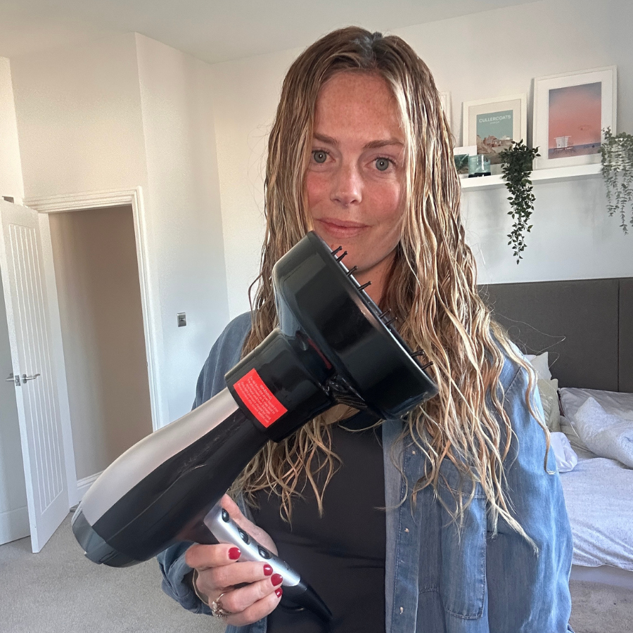 Diffusing wavy hair for volume and definition without frizz – Merwave